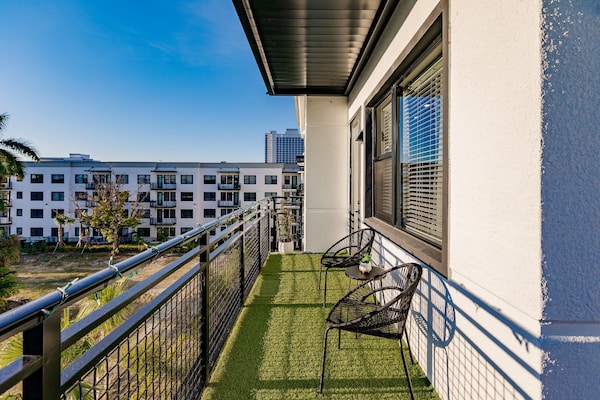 Modern Condo In Downtown River District With Pool, Gym, Hot Tub - Fort Myers, FL