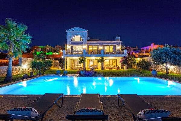 7-bedroom Luxury Villa In Cesme With Magnificent Sea View Pool Wifi, Ac, Parking - Alaçatı