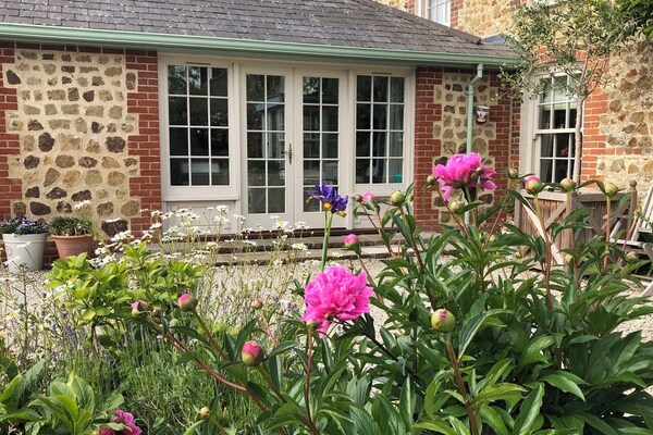 Contemporary & Sleek Self-catering Space, With Secure Off-street Parking. - Chichester
