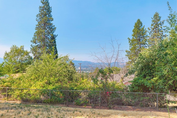 Woodsy, Quiet Neighborhood, 2 Bedroom - Grants Pass, OR