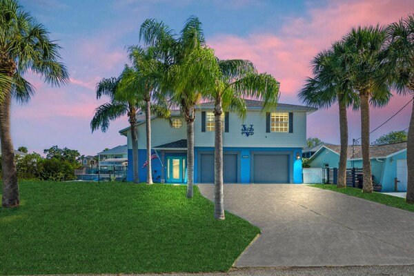 Spacious 5-bedroom 3 Bath Waterfront Home On Canal Leading To Gulf Of America! - Spring Hill, FL