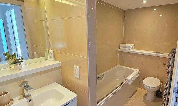 Temple Bar 1bd, Large & Newly Upgraded, Sleeps 4 - Dublin