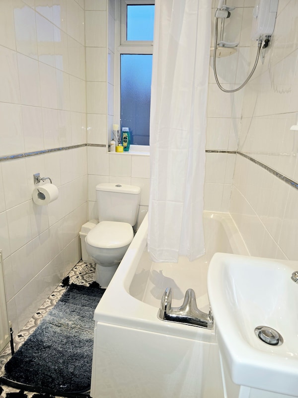 King Room. Located In Moston, 4.6 Mi From Etihad Stadium. - Rochdale