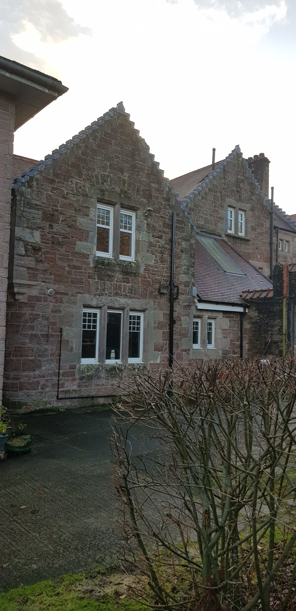 Cosy Cottage In Grounds Of Old Monastery - Easy Access Loch Lomond And Glasgow - Balloch