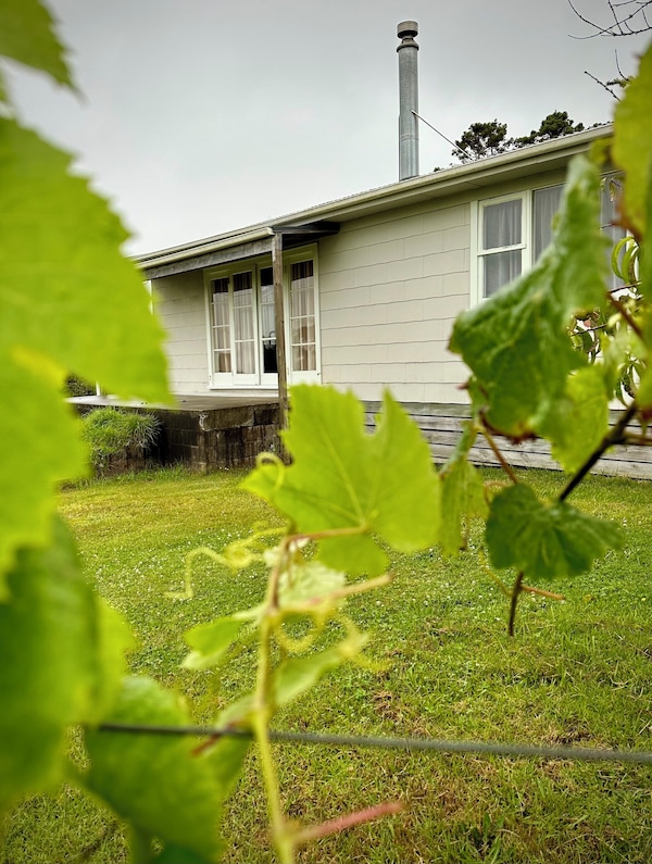 Comfy 3-bedroom House Surrounded By Vineyard In South Head An Hour From Auckland - Kaukapakapa