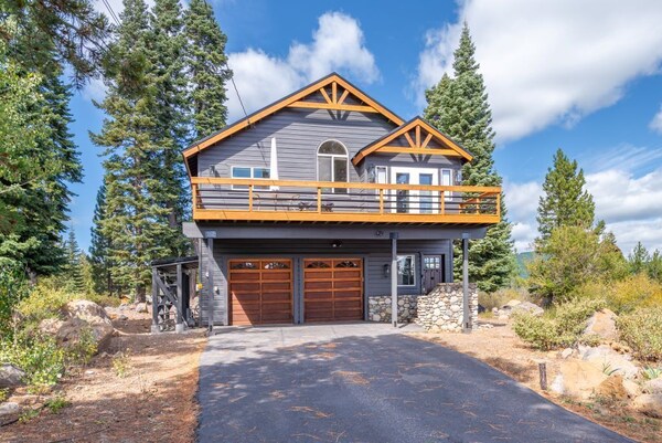 New! Stunning Tahoe Donner 3 Bedroom 2.5 Bath With 5 Beds And Gorgeous Views - Truckee, CA