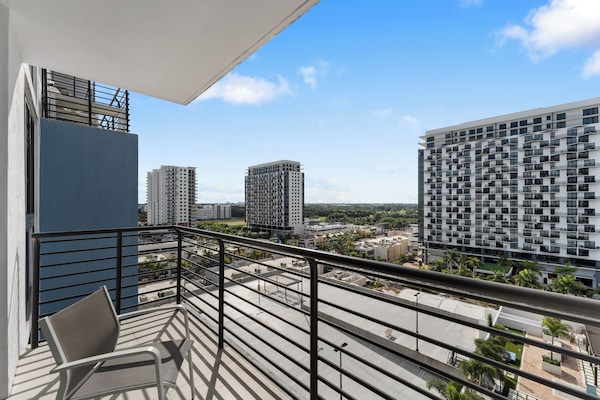 Cozy 1-bedroom Condo With Wifi, Fitness Room In Enchanting Downtown Doral - Doral, FL