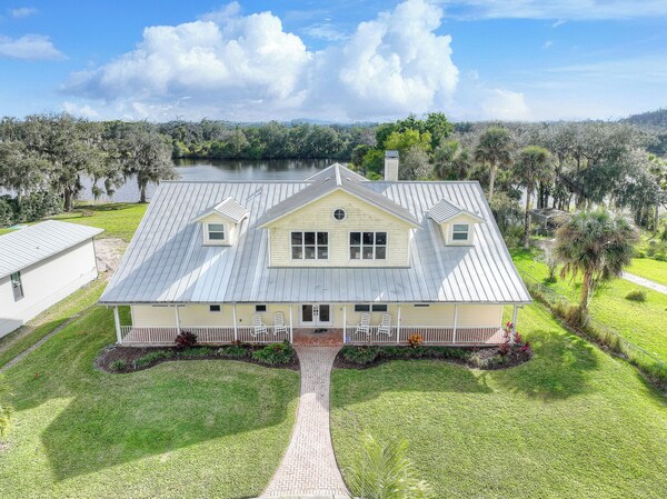 Spacious 4br Riverside Retreat With Pool & Hot Tub - Lehigh Acres, FL
