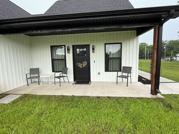 Brand New Guest Suite! 2br, 1ba.  Hot Tub Year Round, Seasonal Heated Pool! - Joplin, MO