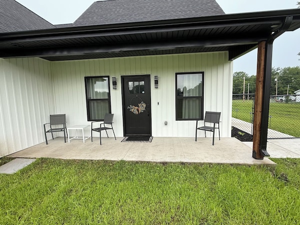 Brand New Guest Suite! 2br, 1ba. Hot Tub Year Round, Seasonal Heated Pool! - Joplin, MO