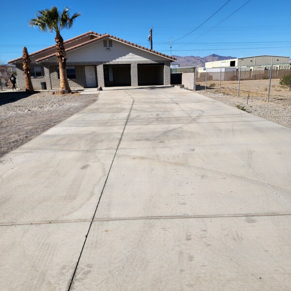 Spacious Ample Parking Across From Shops & Fast Food. Multiple Family Friendly - Laughlin, NV