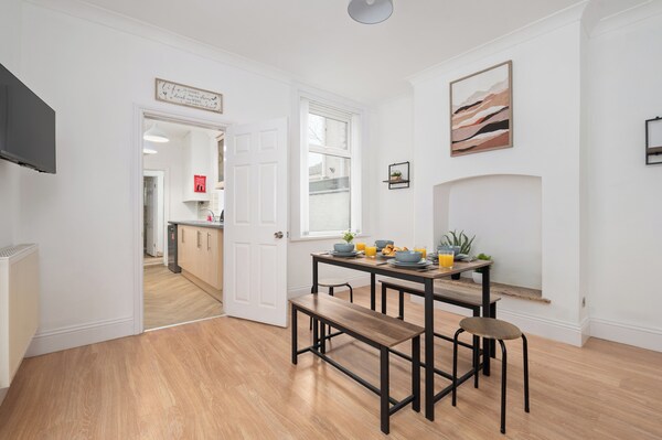 Spacious Beachfront Retreat With Parking | Your Perfect Getaway - Cleethorpes