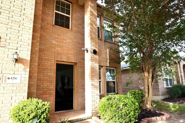 Spacious & Stylish, Two-story Home Near Willowbrook Mall. - Houston, TX