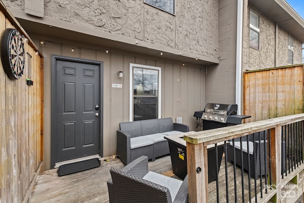 Cozy King Bed, Backyard Trail Access, Near Food And Bike Trails - Bentonville, AR