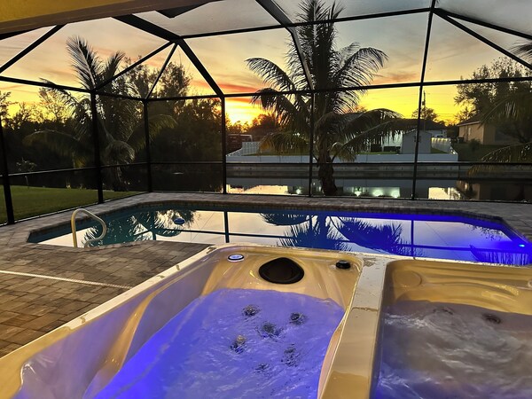 Waterfront+pool+hottub+plunge! Welcome To Our Waterfront Oasis In Cape Coral Fl! - Cape Coral, FL