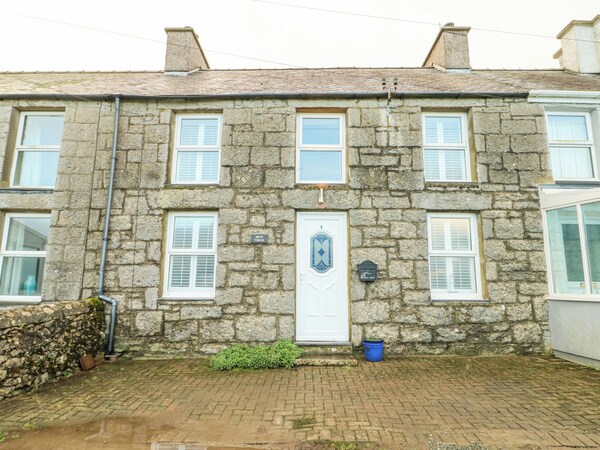 Bryn Tirion, Pet Friendly, Country Holiday Cottage In Moelfre - Moelfre