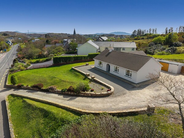 Cottage 479 - Clifden - Sleeps 6 Guests  In 3 Bedrooms - Clifden