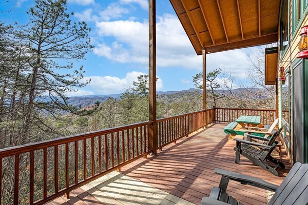 Mountain Retreat With Stunning Views, 7 Priv Acres, Sauna, Hot Tub, And Gameroom - Lake Toxaway, NC