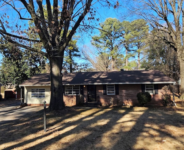 Charming 3-bedroom House With All The Amenities Located In The Heart Of Jackson - Jackson, TN