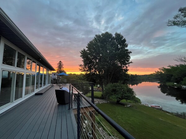 Spacious 4-bedroom House In Brilliant Massena With Wifi, Ac - Cornwall, ON, Canada