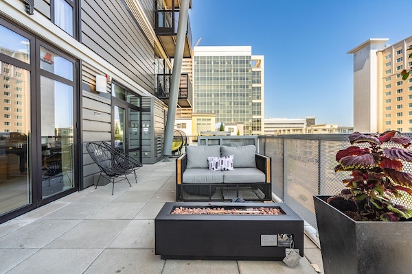 Sophari's Stunning Loft Bellevue | Work & Play - Bellevue, WA