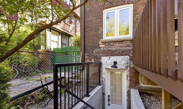 Cozy & Modern Suite In Toronto - Steps From Transit And The Lake! - Toronto, ON