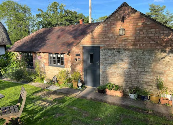 An Original Bakehouse Located In The Grounds Of A 18th Century Thatched Cottage - Malvern