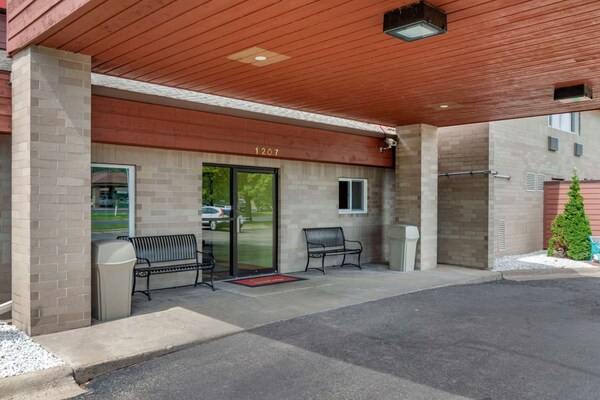 Coratel Inn And Suites By Jasper Riverfalls - Deluxe 2 Queen Bed Ns - Hudson, WI
