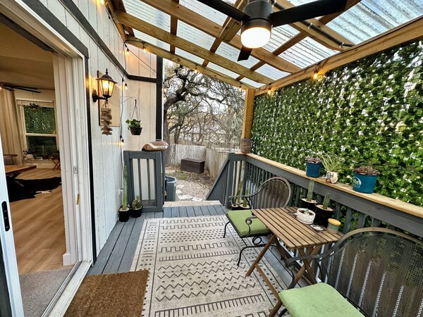Charming & Cozy 2-bedroom Retreat In South Austin + Patio Backyard Oasis - Austin, TX