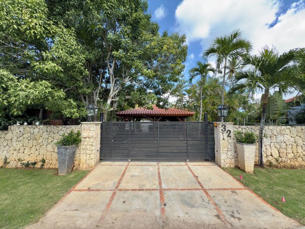 Spacious Gated Casa De Campo 5-bedroom Villa W/ Pool And  Hi Speed Wifi - La Romana