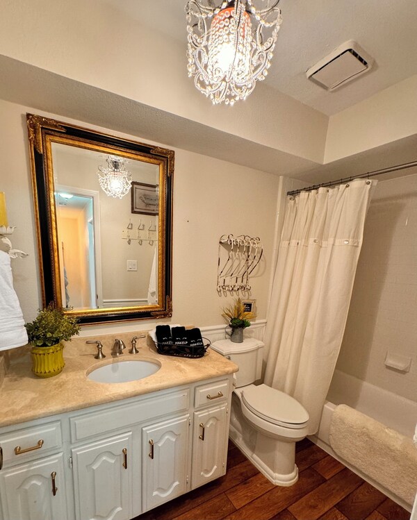 The Rustic Chandelier- 3 Bedrooms 2 1/2 Baths, Full Kitchen, 4 Tv's And Wifi - Allen, TX