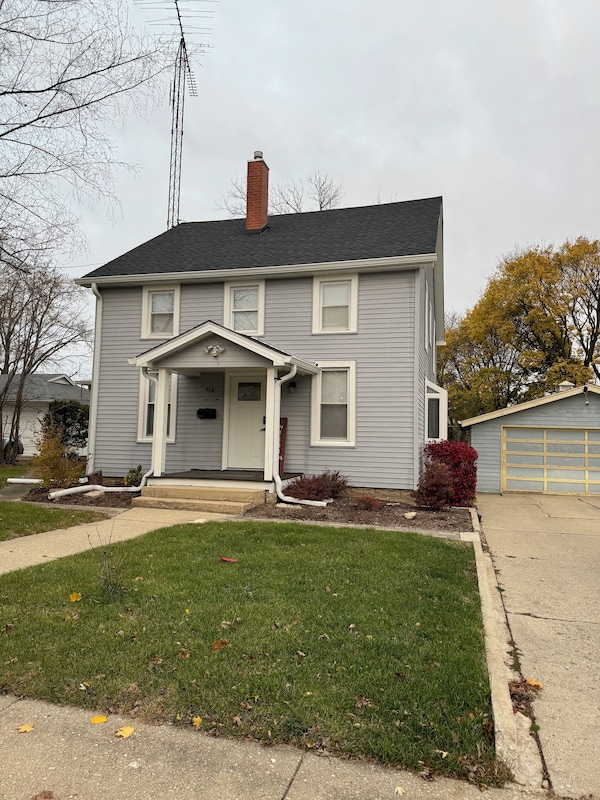 Charming 4-bedroom House With Wifi And Ac In Dekalb - DeKalb, IL