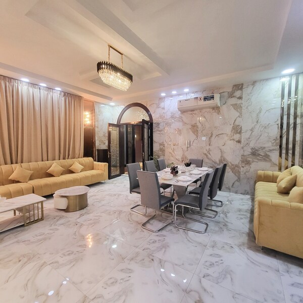 Luxurious 6 Bedrooms Villa With Private Swimming Pool. - Charjah