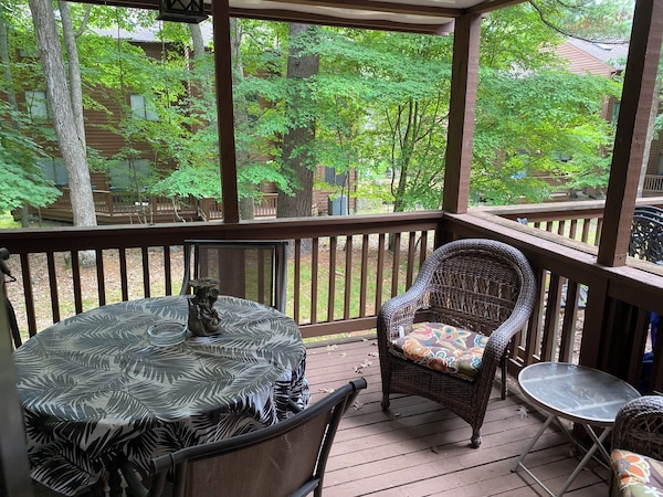 Charming 2-bedroom Townhome In Poconos Finest Area, Near Many Fun Activities. - Bushkill, PA