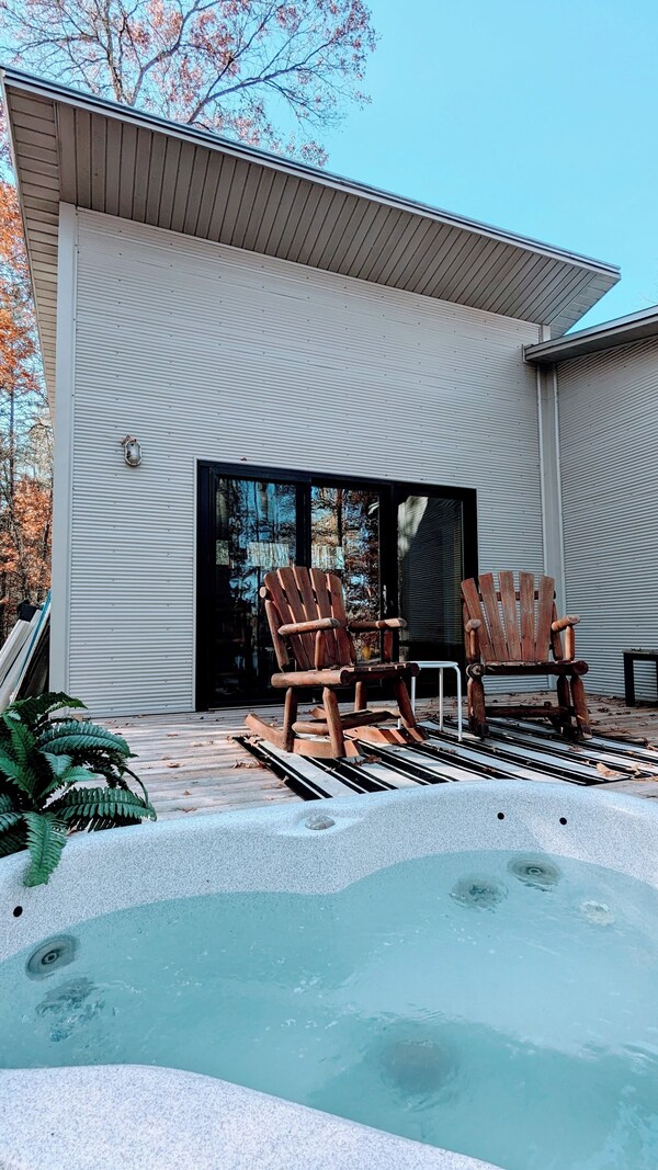 Modern \Ncabin-hottub -Lake Peaceful Escape! - Gull Lake, WI