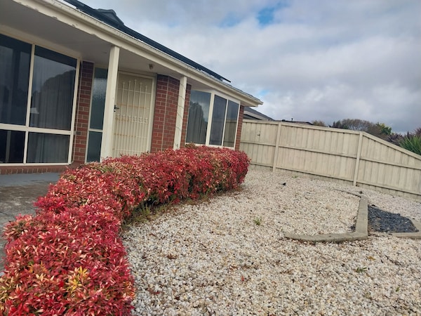 Prime Location And A Set Of Two Rooms Available In Sharing 3 Bedroom Big House. - Cranbourne