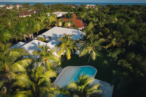 Tortuga H4 - 8 Bdr Villa Walking Distance From Private Beach With Service Staff - Punta Cana