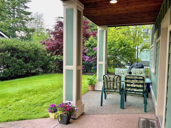 Garden Oasis In Victoria's Golf And Tennis Resort - Vancouver Island