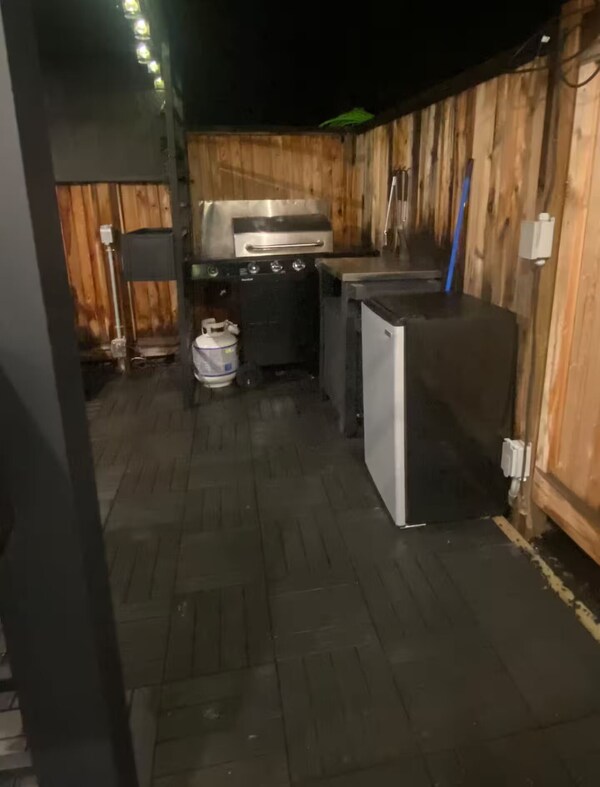 Classy And Modern, 2 Bedroom Suite Covered With Patio. - Kamloops