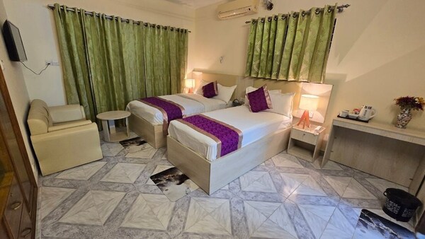 Elegant House In Baridhara Diplomatic Zone - Dhaka