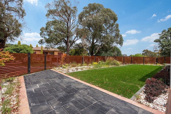 Spacious 5-bed Family Home In Giralang - Canberra
