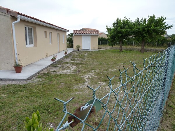 House + Large Enclosed Garden 5 Min Walk From Center And Amenities. - Hourtin