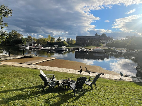 New- Luxury Waterfront Walkout, Steps To Downtown Gananoque & 1000 Island Ferry - Gananoque