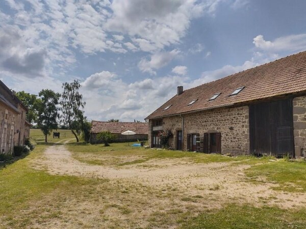 Gîte Rural Avec Animaux, Parking Et Wifi à Saint Bonnet De Four - Auvergne