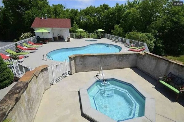 New! 2br Townhouse* Resort Amenities! 1 Mile To Pf - Pigeon Forge