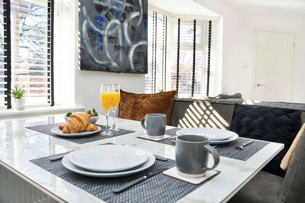 Spacious 2-bed Home Near Manchester City Centre, Fast Wifi - Manchester
