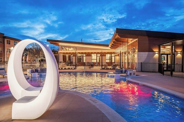 Trail Access, Plus Parking, Pool, And Gym! - Garland, TX