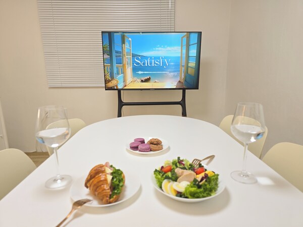 #Near Seoul National University Venture\n#room 2/6 People\n#100-inch Projector - 귀인동