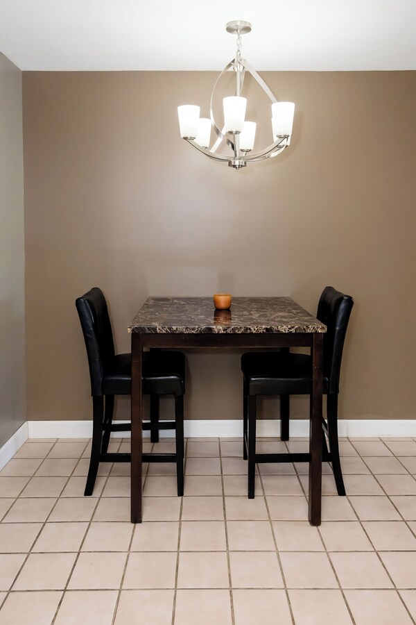 2-bedroom Available In A Shared Home With Wifi, Ac, And A Inground Pool To Use. - Lima, OH