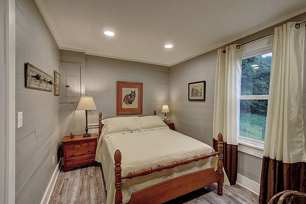 Charming 4-bedroom Farmhouse In Shady Valley, Tn With Breathtaking View - Mountain City, TN
